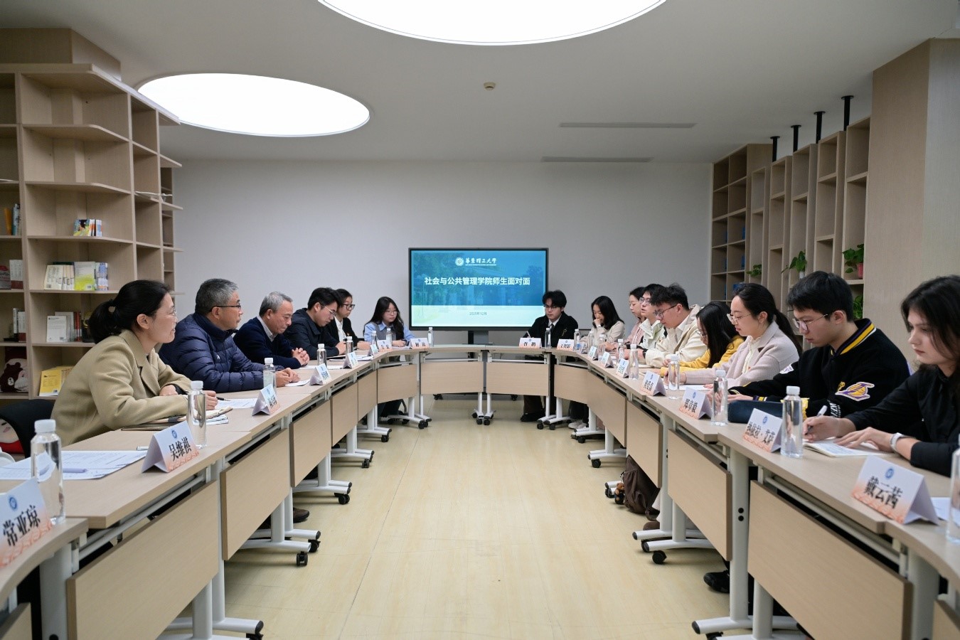 副校长阎海峰与奉贤校区师生开展面对面座谈活动